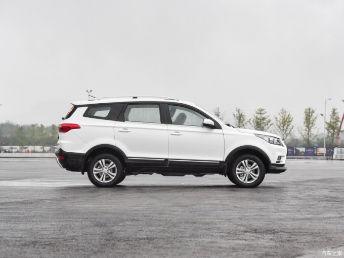 Panoramic Sunroof 7 Seater SUV BAIC S3L Gasoline Vehicle